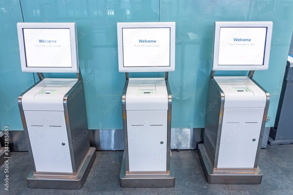 Foto de Three self check-in counters for a flight located in the ...