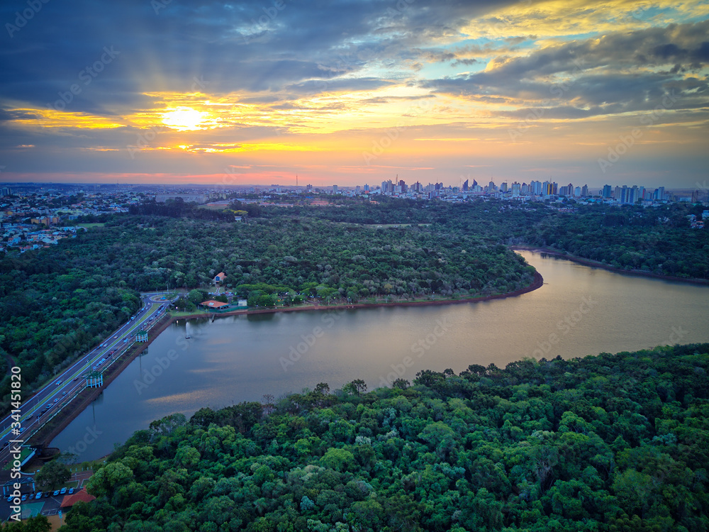 Visão aérea da cidade de Cascavel, Paraná e lago municipal. Imagem ...