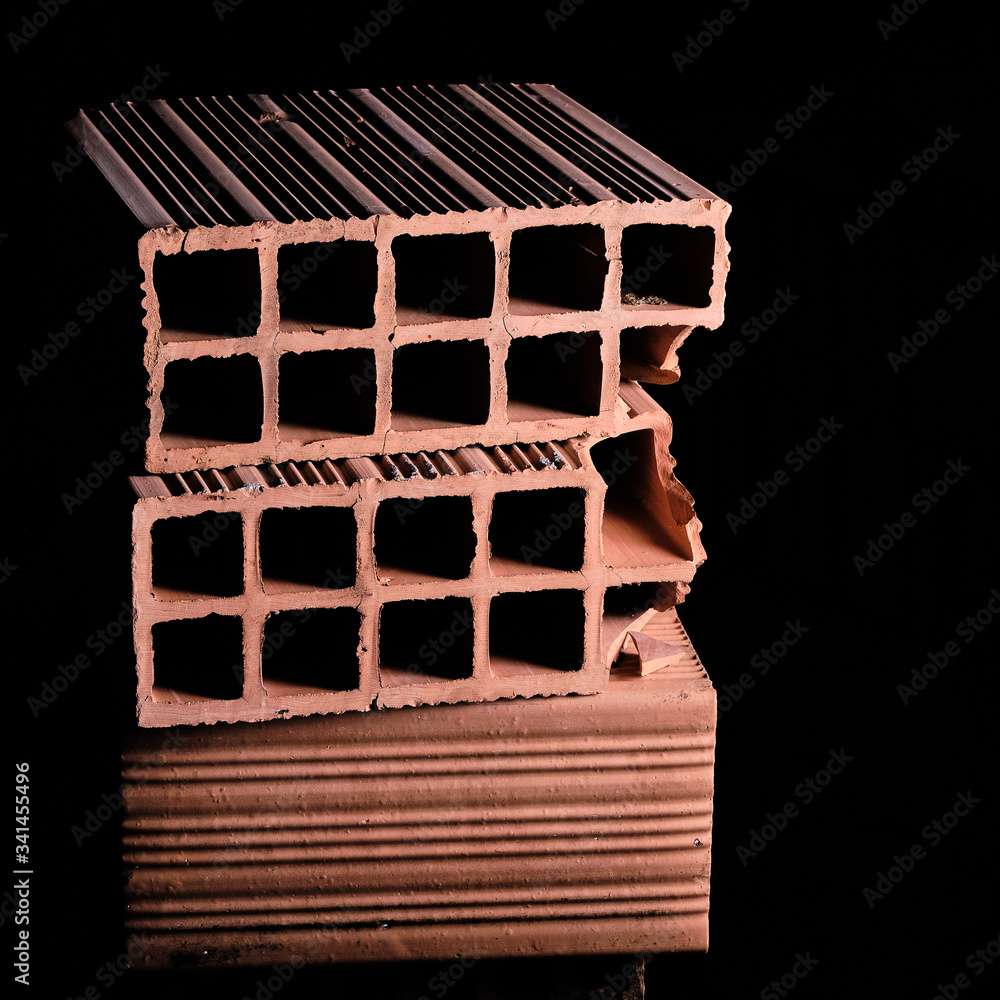 Mattoni forati per edilizia o muri divisori su sfondo nero Stock Photo ...