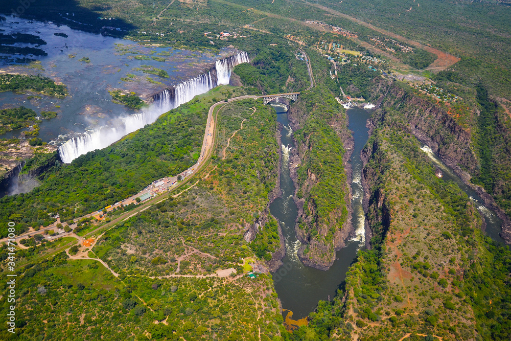 Foto de Victoria Falls between Zimbabwe and Zambia, aerial photo of ...