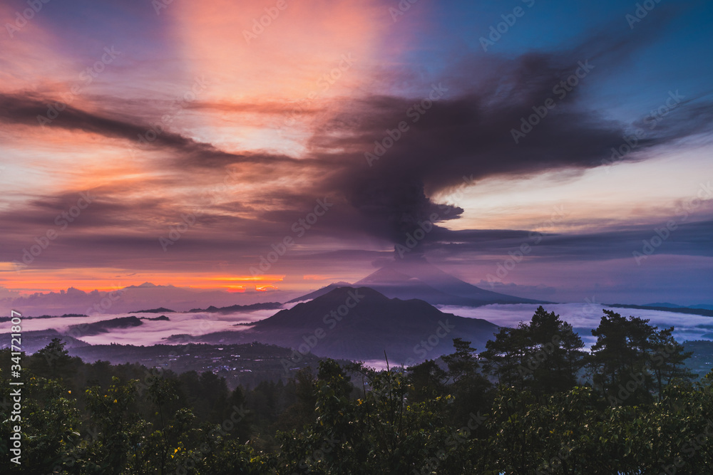Series of photos from the eruption volcano Agung in Bali with beautiful ...