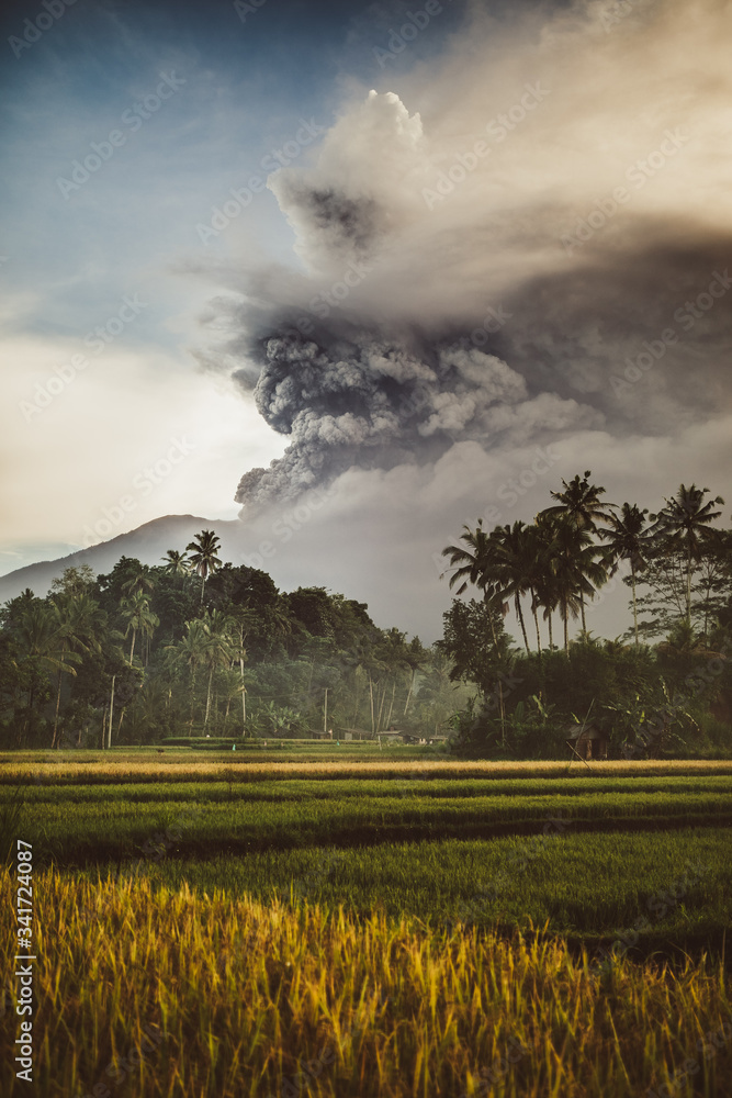 Series of photos from the eruption volcano Agung in Bali with beautiful ...
