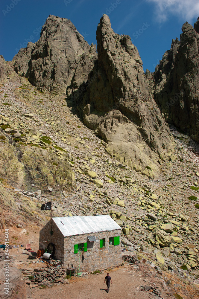 Refugio de montaña Antonio Victory al pie de Los Galayos, en la ...
