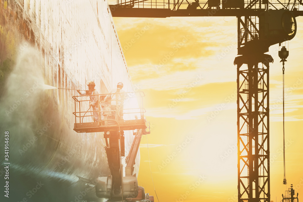 Foto Stock Washing, Cleaning cargo ship on high in floating dry dock ...
