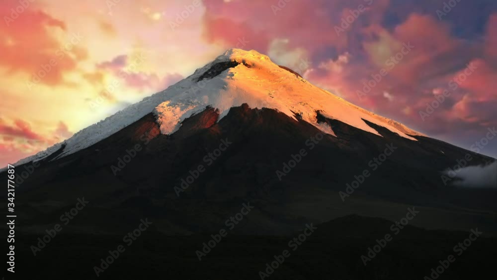 Volcán Cotopaxi en los Andes del Ecuador Stock ビデオ | Adobe Stock