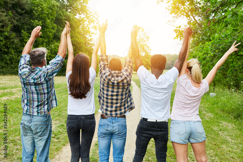 Jubelnde Freunde von hinten heben die Arme Stock Photo | Adobe Stock