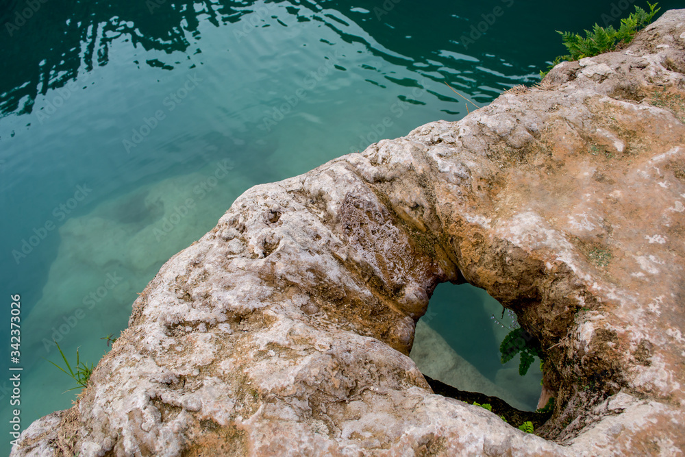 formaciones por el agua de piedra blanca caliza con laguna de agua ...