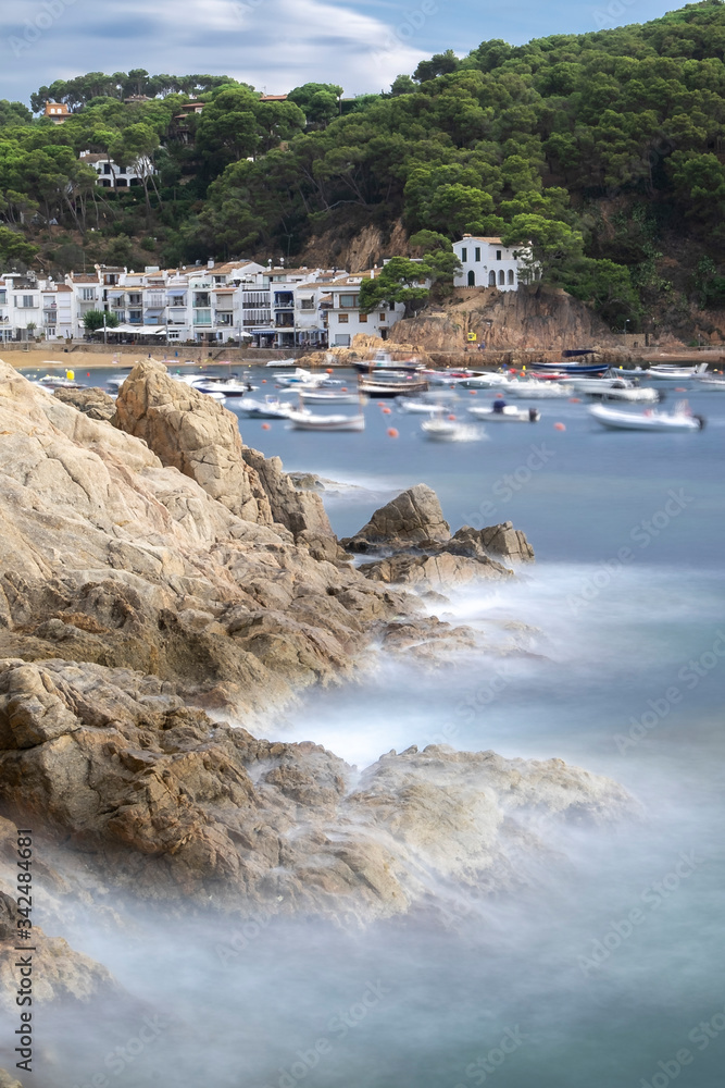 Paisaje de la playa de la población turística marítima de Tamariu de la ...