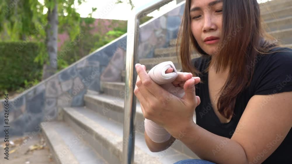 A beautiful Asian girl broke her arm and splinted,Woman accidentally ...