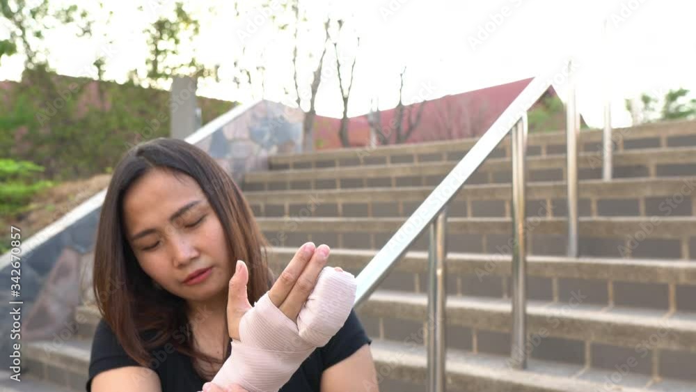 A beautiful Asian girl broke her arm and splinted,Woman accidentally ...