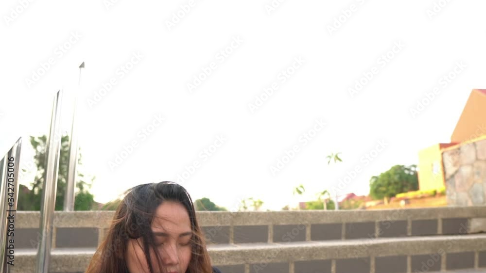A beautiful Asian girl broke her arm and splinted,Woman accidentally ...