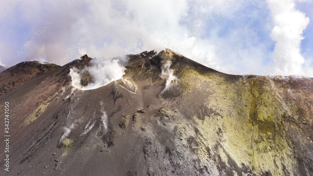 Cratere del vulcano Etna in eruzione visto aerea dall'alto - Sicilia ...