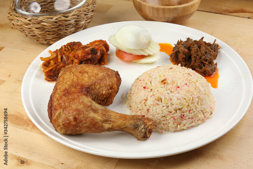 Foto de Indonesian royal dish nasi bojari with deep spiced deep fried ...