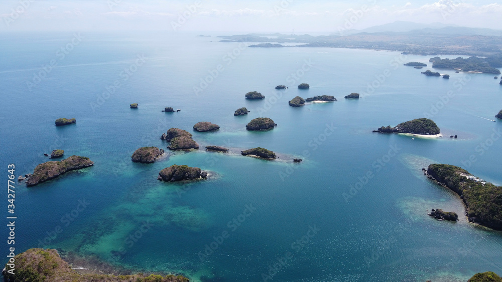 Foto de Aerial of Hundred Islands in Alaminos, Pangasinan, Philippines ...