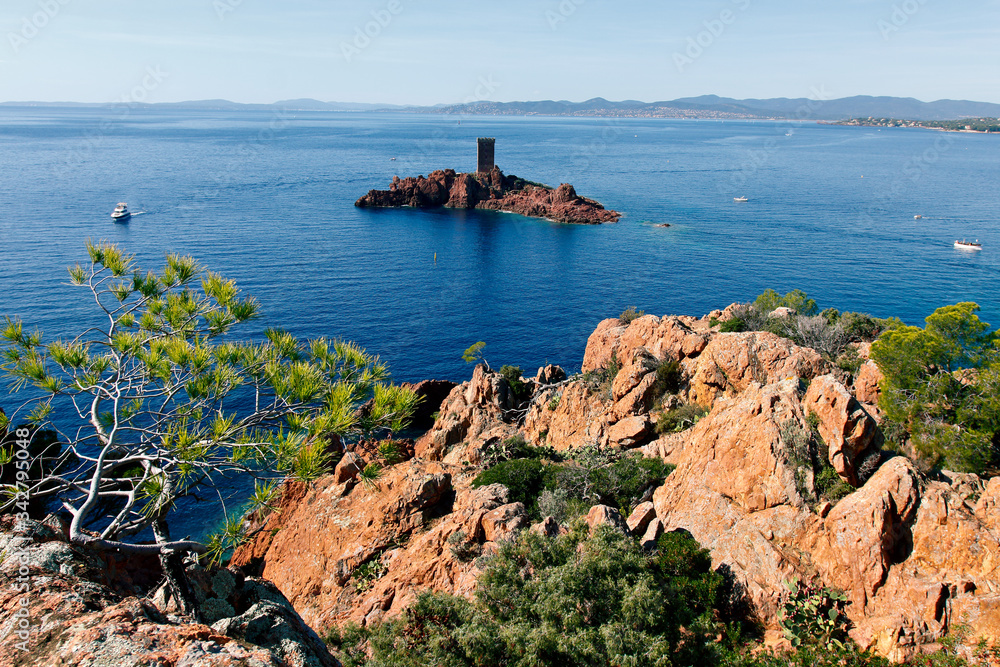 L'île d'Or, vue du Cap Dramont Saint-Raphaêl depuis le massif de l ...