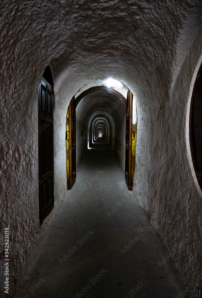 túnel excavado en la roca bajo tierra con paredes encaladas Stock Photo ...