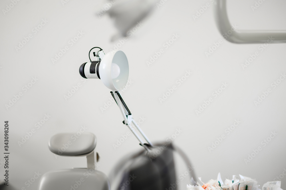 Lamp for lighting during procedures in the oral cavity, pharynx and ...