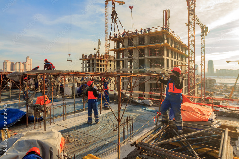 Fotka „Bar bender fixing steel reinforcement for house concrete floor ...