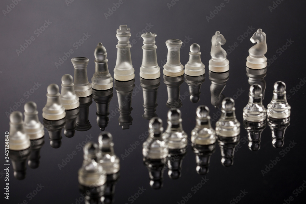 Foto de Pedine degli scacchi in vetro sulla scacchiera riflettono su ...