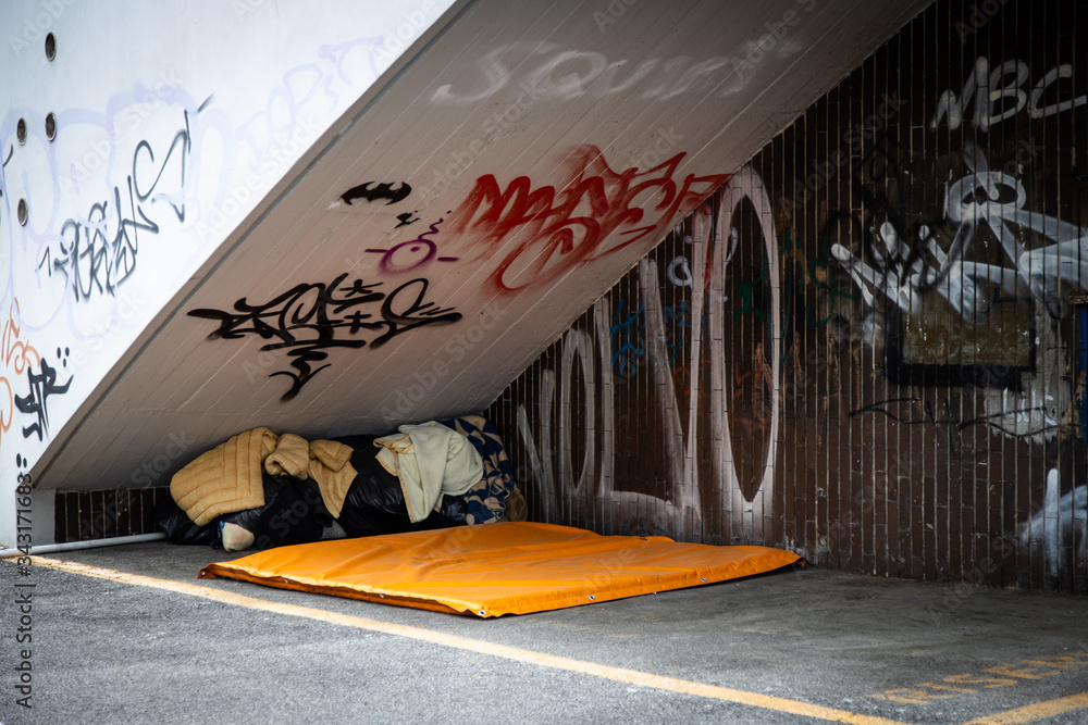 Giaciglio di un senza tetto Stock Photo | Adobe Stock