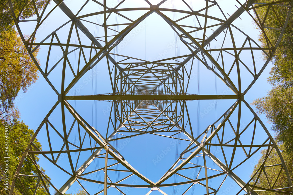 Über Freileitungen wird der in den Kraftwerken erzeugte Strom verteilt ...