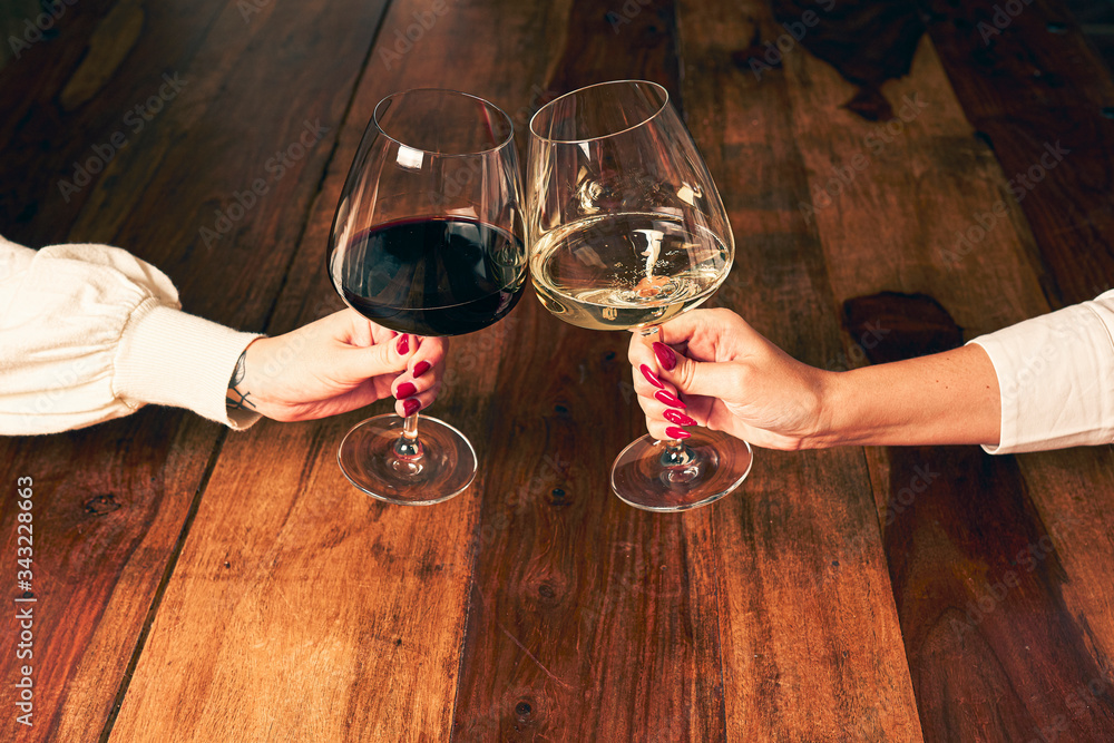 dos copas de vino brindando en una mesa de madera Stock Photo | Adobe Stock