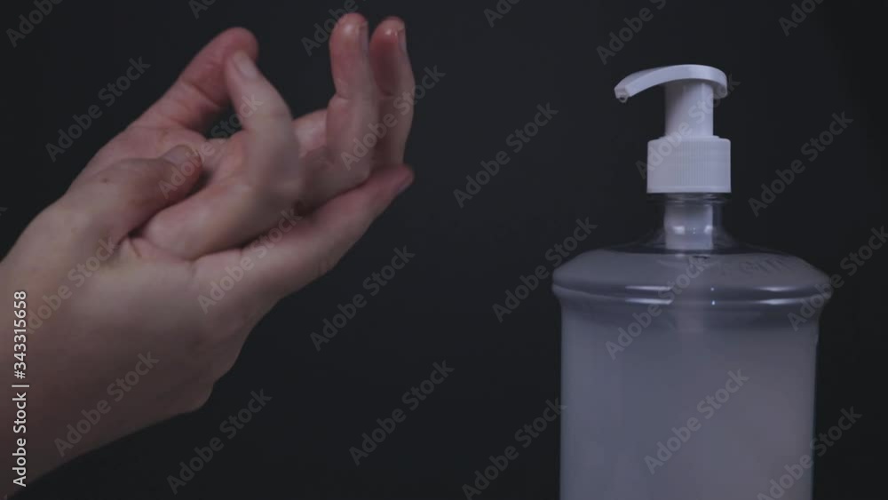 Vidéo Stock Hands putting on alcohol-based hand gel from a neutral ...