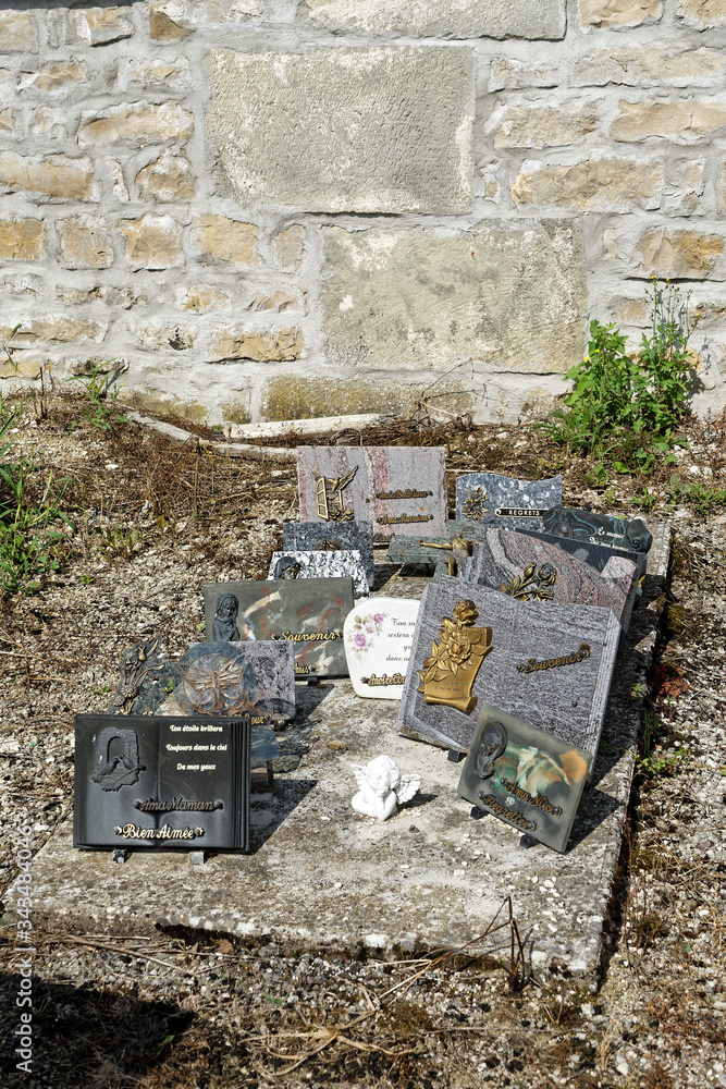 Tombes dans un cimetière français abandonnées, en mauvais états dù à un ...