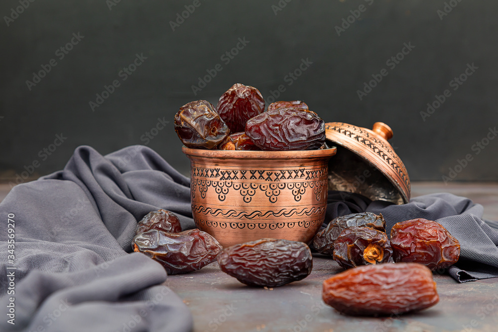 Foto de Food consumed in traditional Ramadan, date palm fruit in a ...