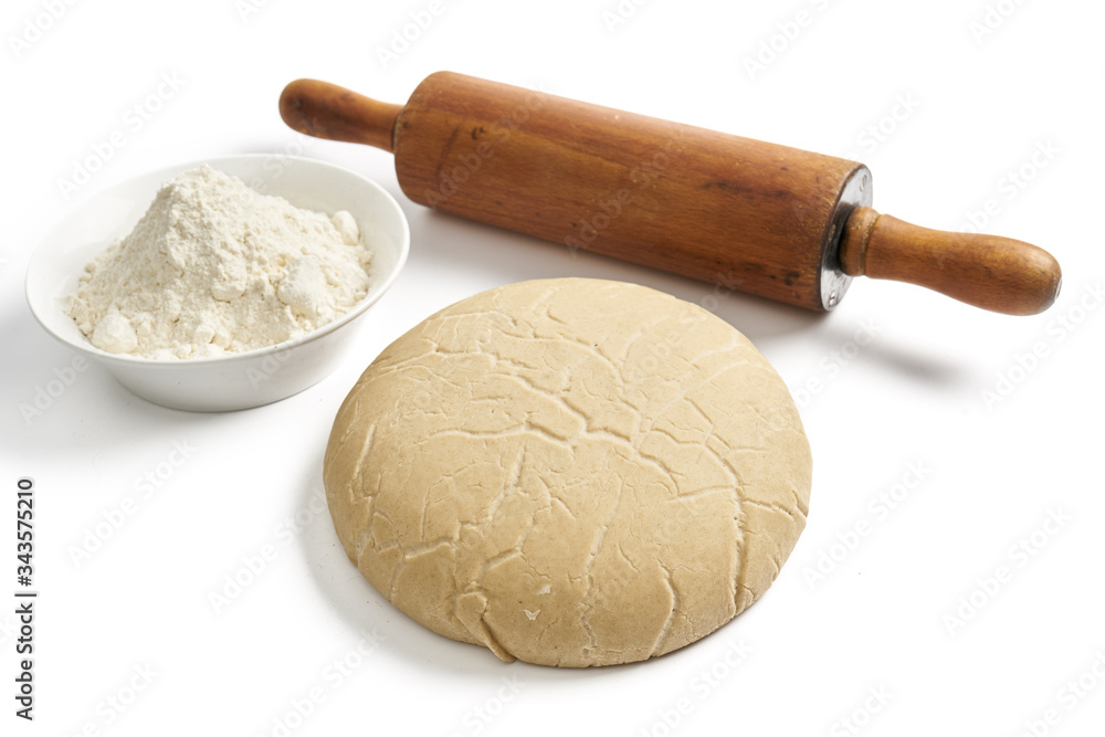 Surowe ciasto na chleb na zakwasie żytnim , wałek do ciasta na białym ...