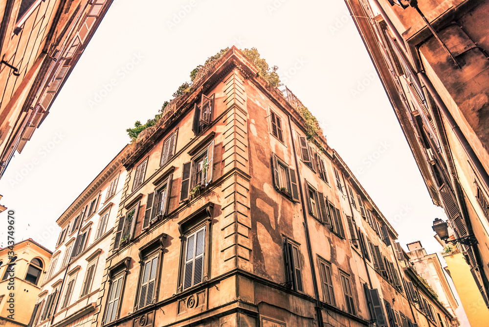 Foto de Residential houses of Rome. Old town buildings. Street view ...