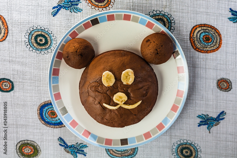 Foto de Homemade bear cake with face made of banana. Cute chocolate ...