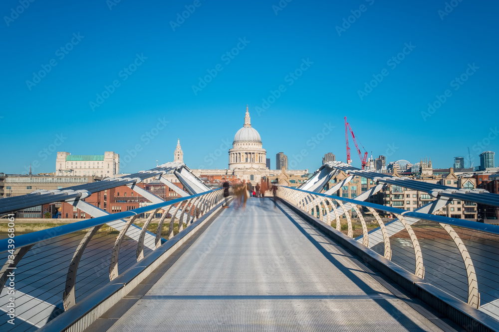 Millennium Bridge (London Millennium Footbridge) over River Thames ...
