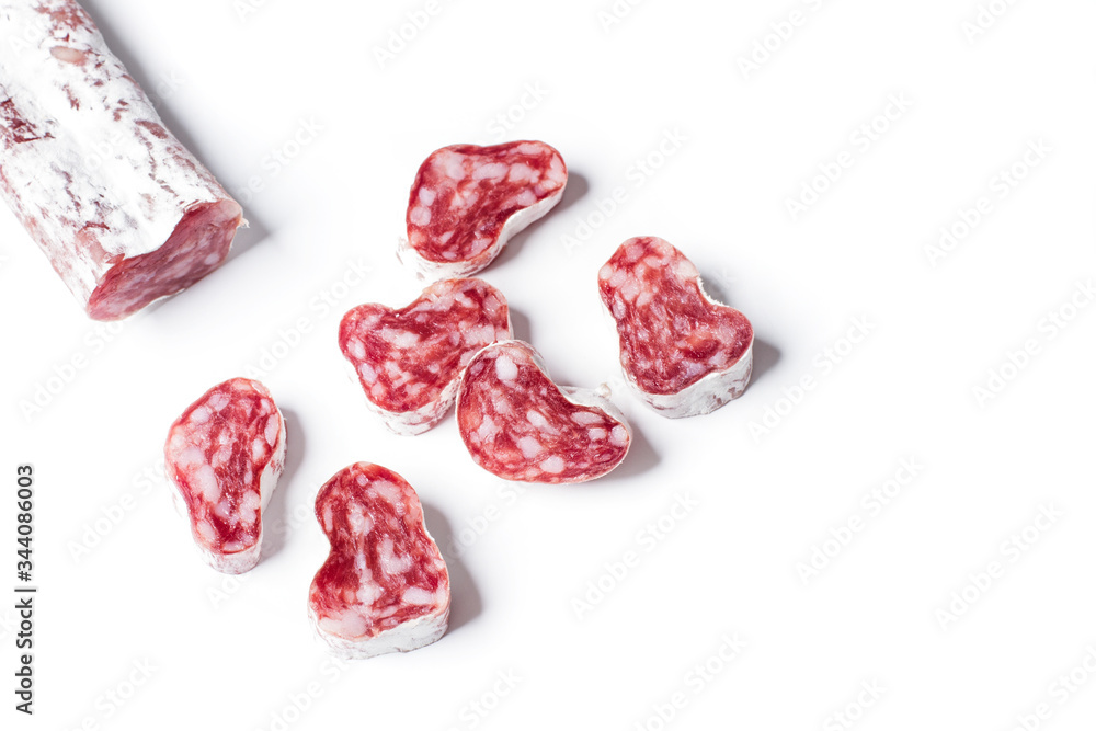 Fuet chorizo entero y cortado en rodajas sobre fondo blanco aislado ...
