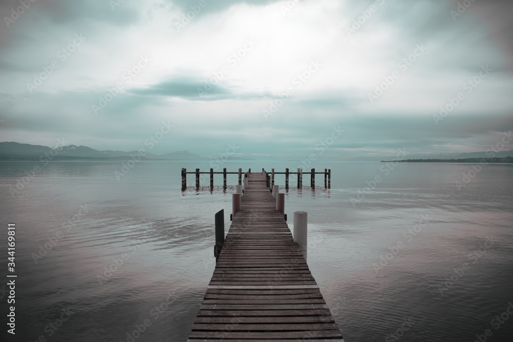 ponton au magnifique couleur du lac leman de préverenges Stock Photo ...