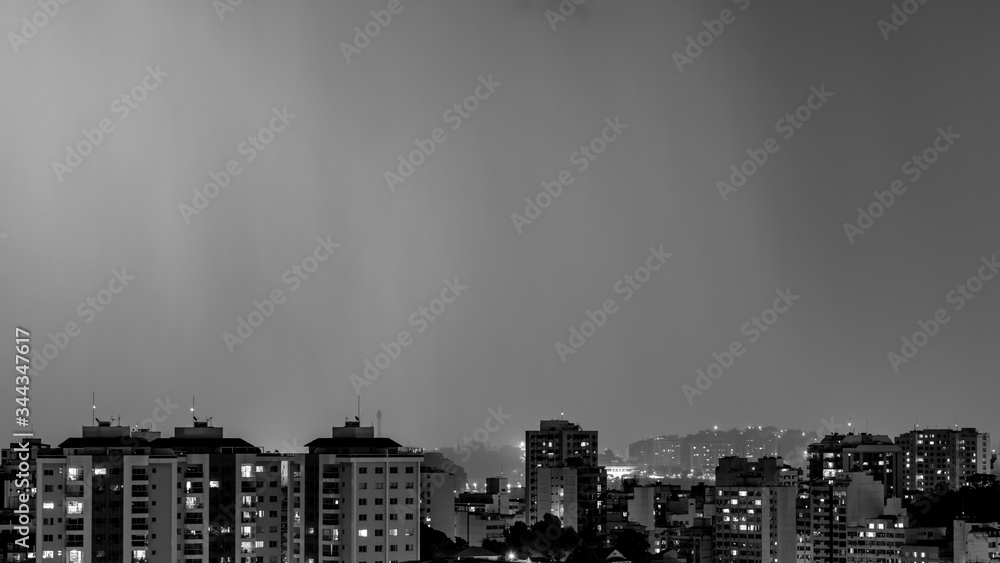 Imagens da chegada de uma tempestade de verão com raios e chuva, na ...