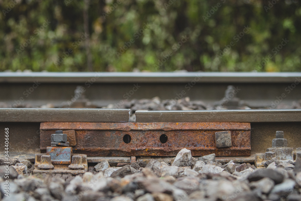 Temporary fix of broken or cracked rail or railway track due to cold ...