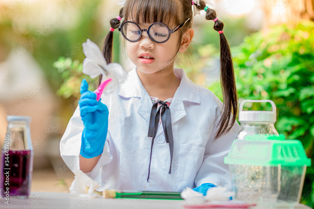 Close up view For a cute girl, a concept learning science process ...