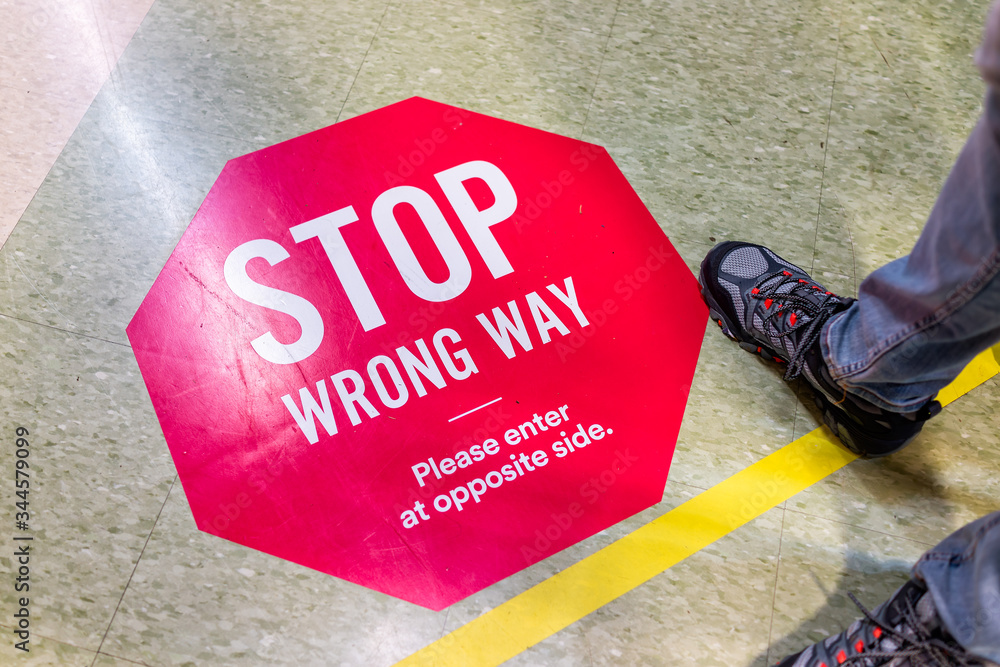 Foto de Red warning stop direction sign for entering wrong way in store ...