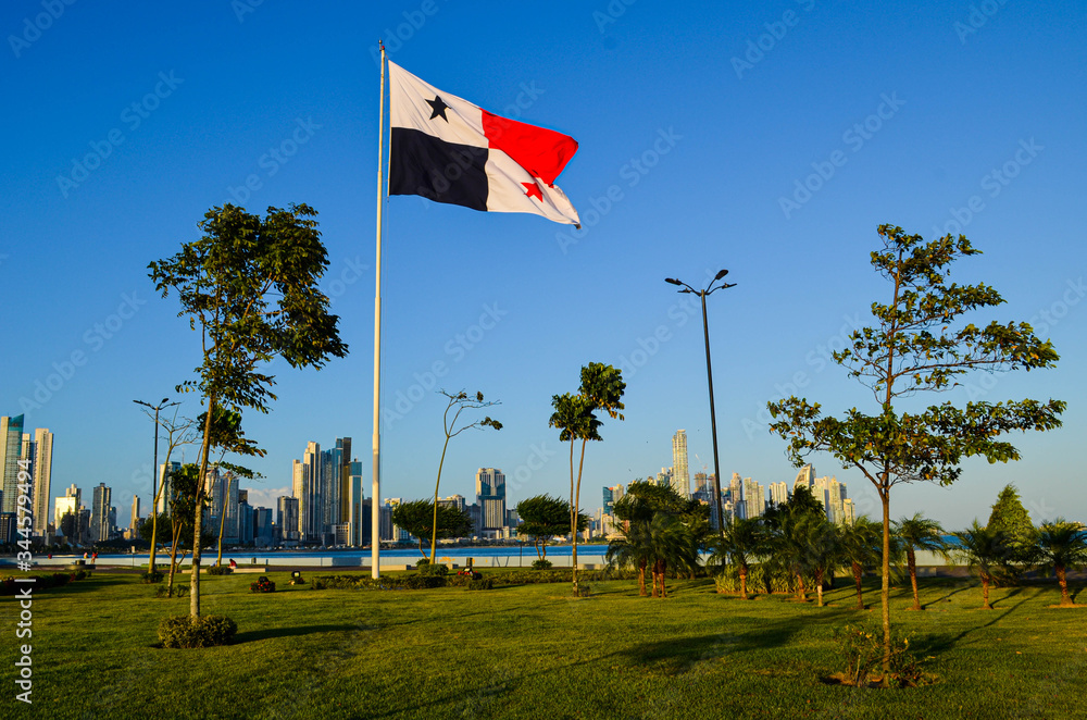 La bandera de Panamá izada en el mástil, ondeando en el viento, en un ...