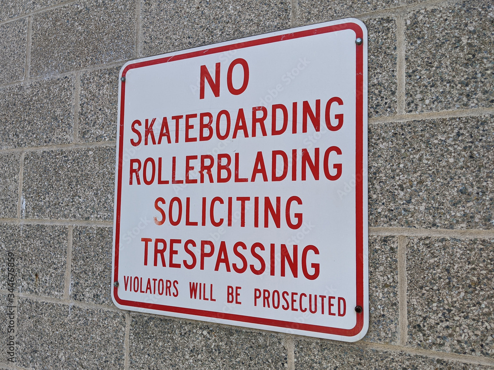 No Skateboarding and Rollerblading sign in a strip mall area Stock ...