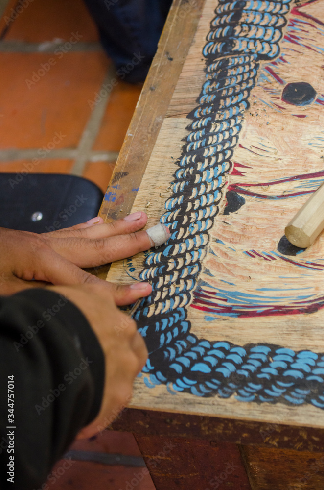Proceso de grabado en madera, proceso artesanal y artistico en la ...