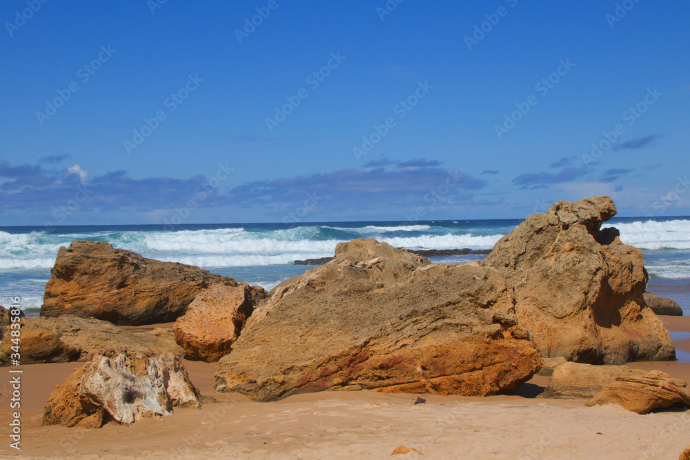 Felsen am Strand von Monte Clérigo an der Atlantikküste von Portugal ...