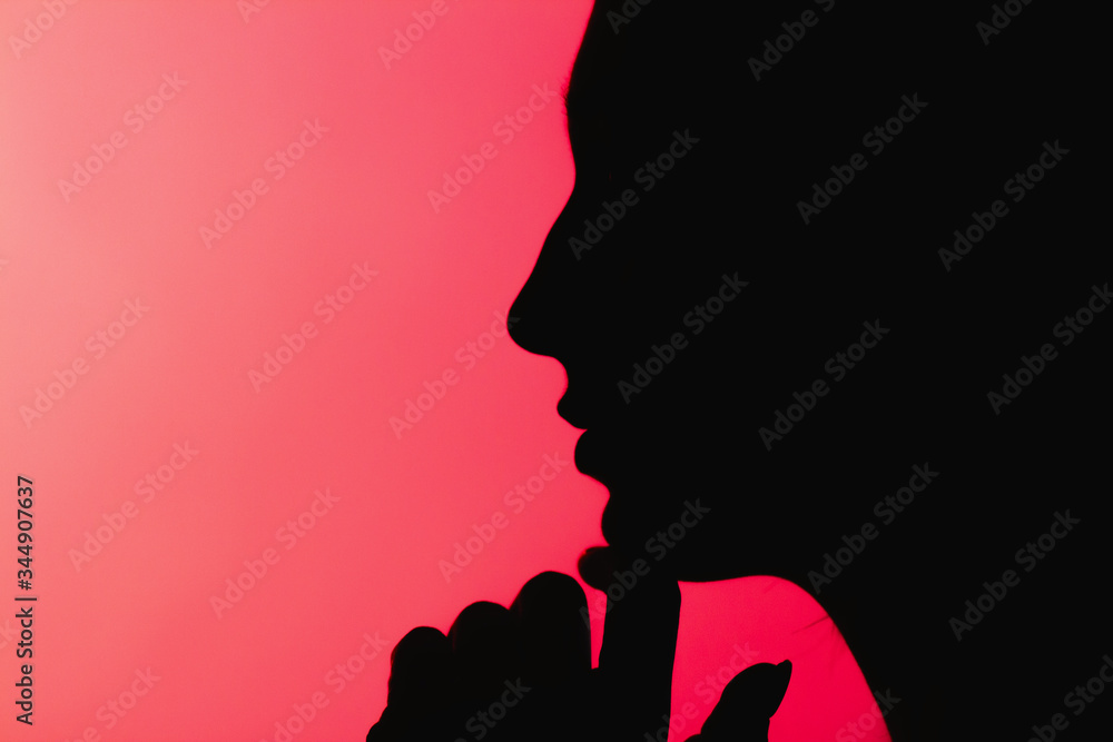 Foto de silhouette of thoughtful girl with arm under chin ...