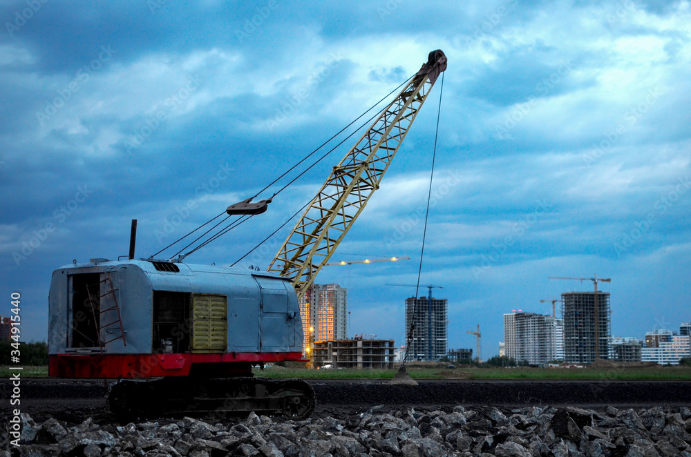Foto de Large crawler crane or dragline excavator with a heavy metal ...