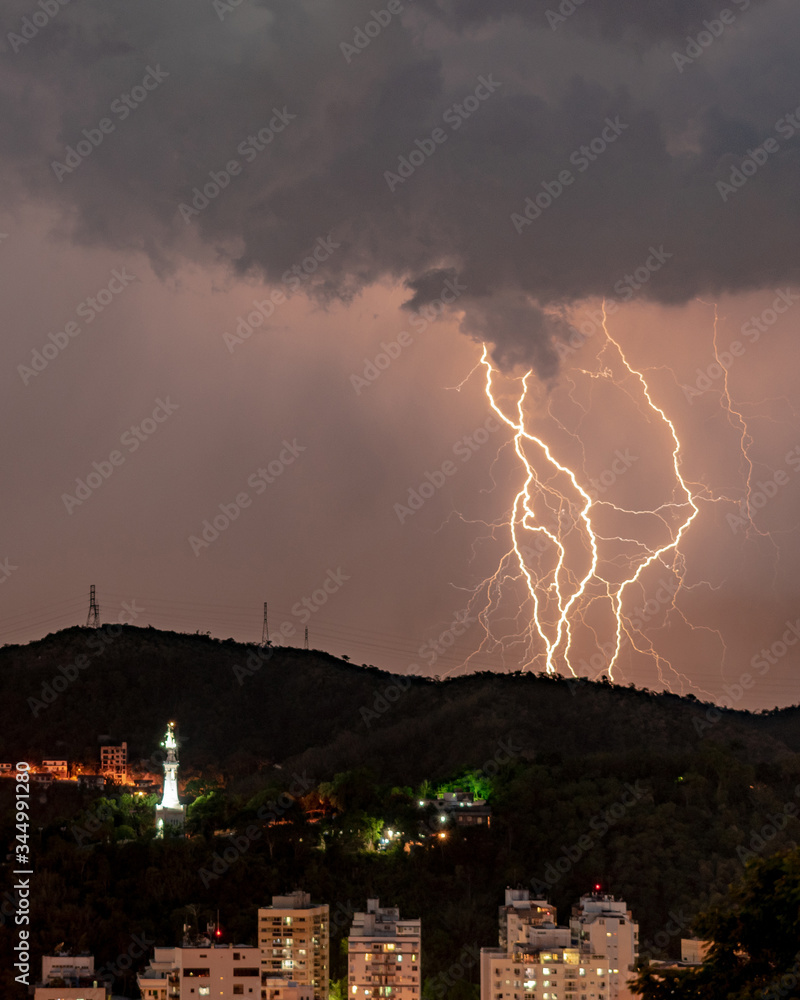 Imagens da chegada de uma tempestade com raios e chuva, na cidade ...