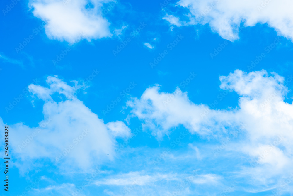Foto de Plano cerrado de un bonito cielo azul con nubes blancas do ...