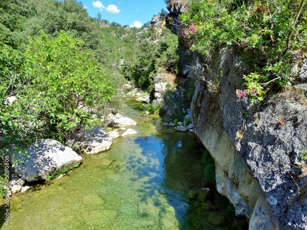 Impresionante paisaje de cascadas de agua y ríos que se abren paso ...