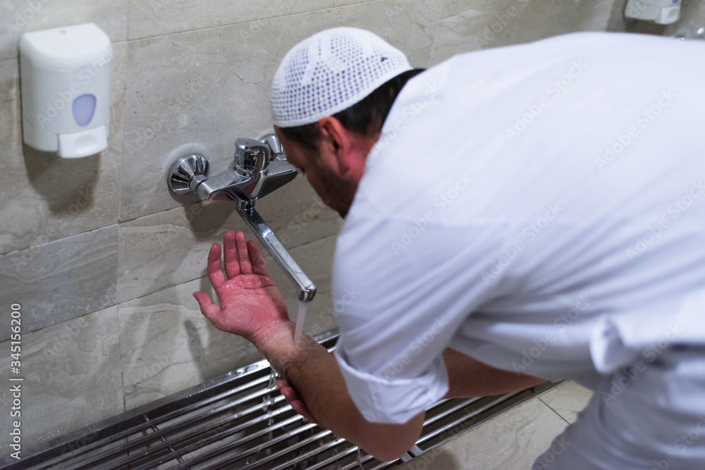 Foto de Muslim man taking ablution for prayer. Islamic Religious Rite ...