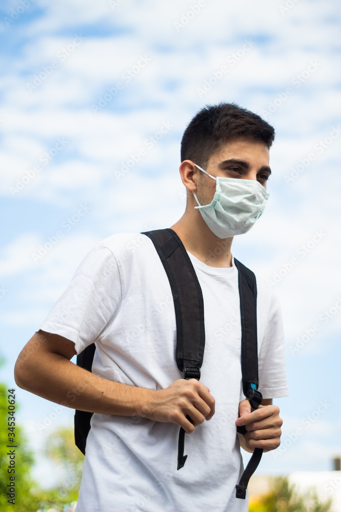 Un estudiante con barbijo en épocas de pandemia sobre coronavirus Stock ...